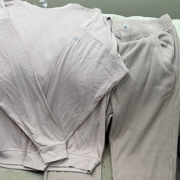 ALO Yoga | Pants & Jumpsuits | Alo Yoga Light Pink Lounge Set | Poshmark